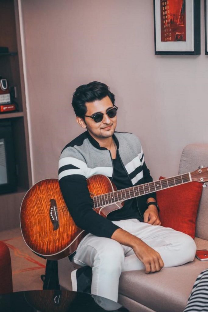 Darshan Raval (Singer) Wiki, Age, Family, Girlfriend, Songs, Biography ...