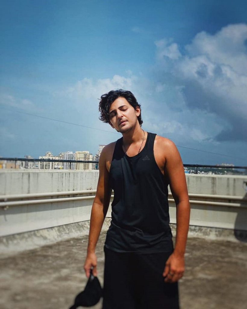 Darshan Raval (Singer) Wiki, Age, Family, Girlfriend, Songs, Biography ...