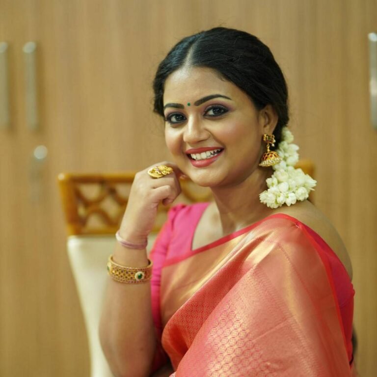 Gomathi Priya Age, Family, Marriage, Husband, Serial, Biography ...