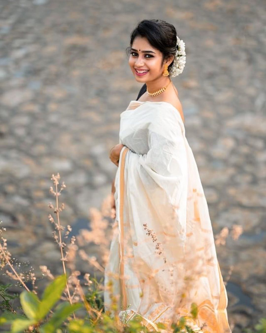 Janany Kunaseelan Age, Family, Husband, Wiki, Biography - BREEZEMASTI