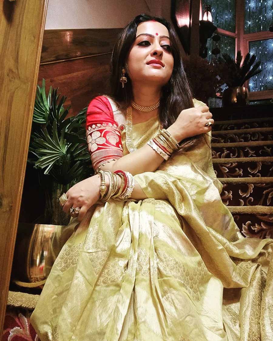 Rupsha Chakraborty Age, Family, Husband, Movies, Biography - BREEZEMASTI